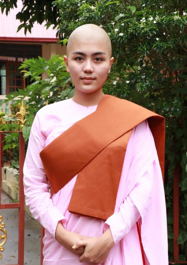 Nữ diễn viên nổi tiếng Myanmar xuất gia theo Phật